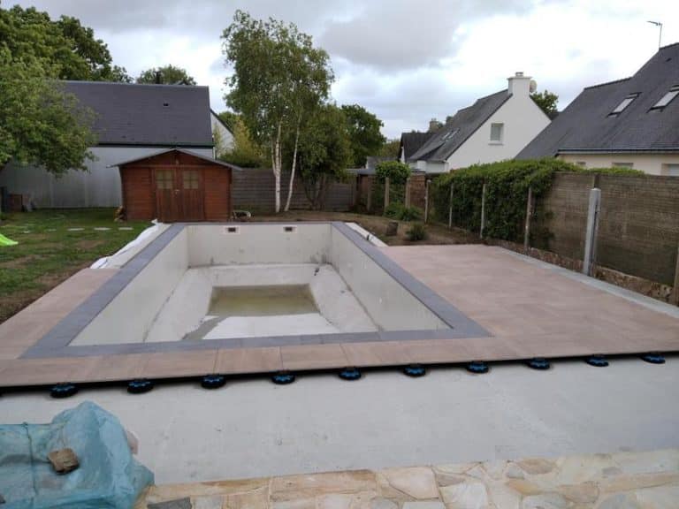 Construire une terrasse sur plots autour de la piscine : bonne ou ...