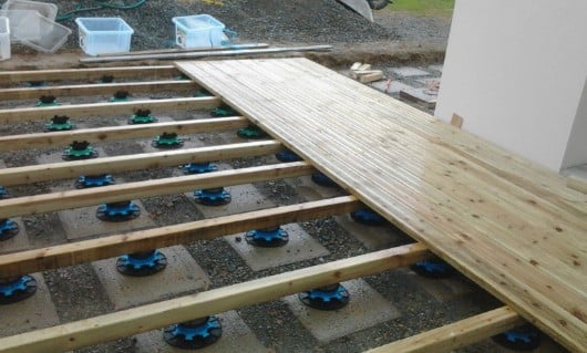 Comment faire une terrasse sur plots