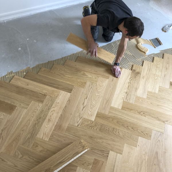 Le parquet à bâton rompu : prix, installation, conseils