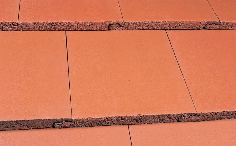 Tuile plate : prix, pose et comparatif des tuiles