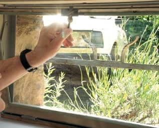 Fenêtre soupirail : prix, conseils, avantages, pose, sécurité, loi