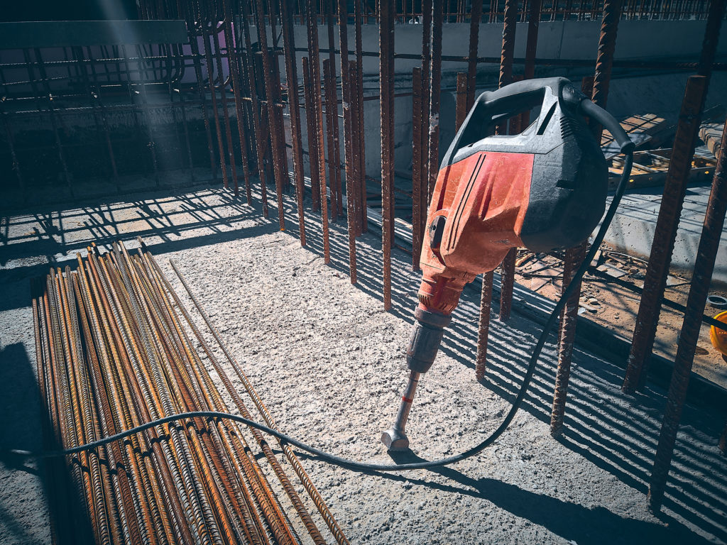 Béton bouchardé : prix, utilisation, pose, avantages