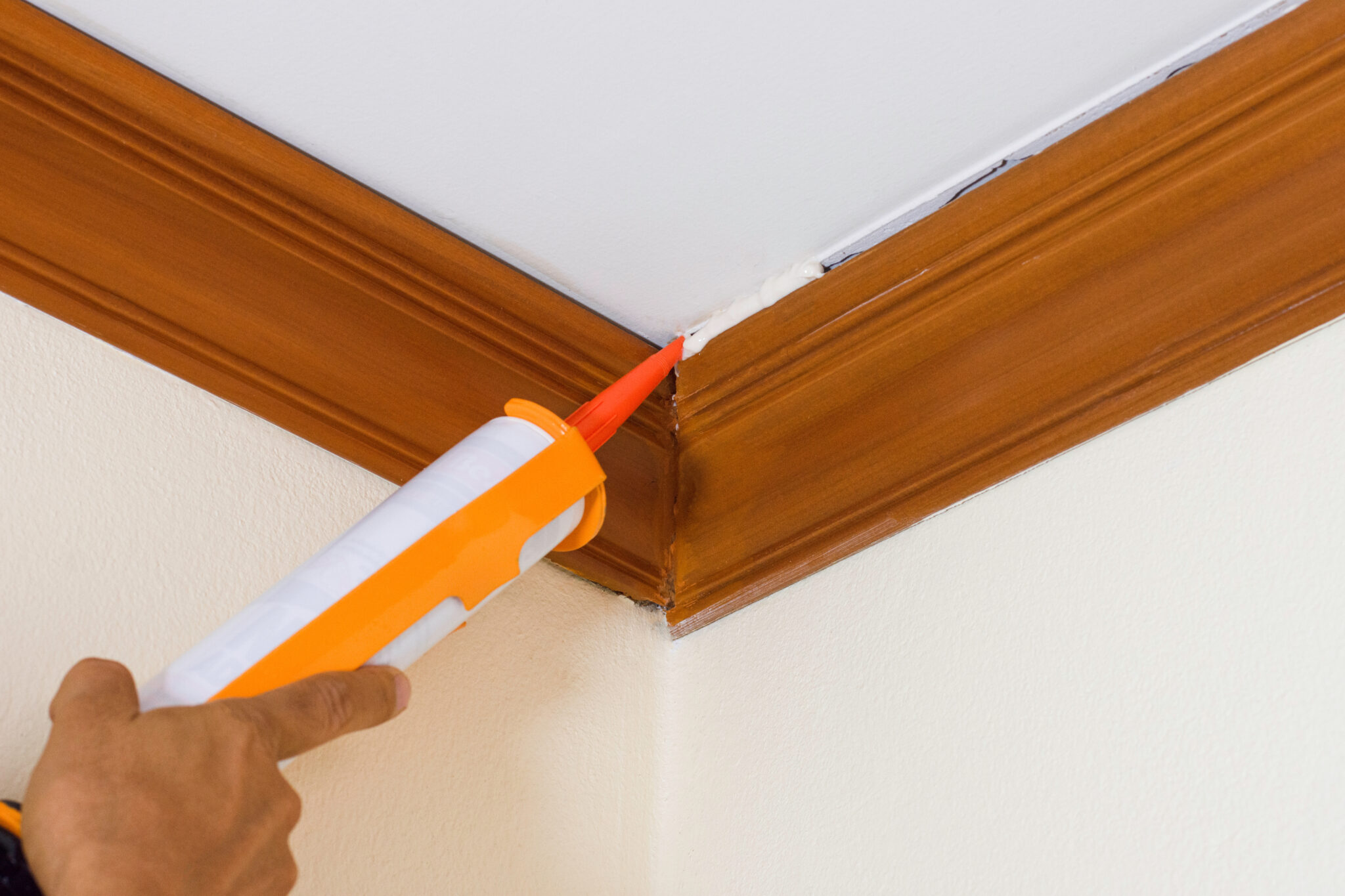 Moulures décoratives pour murs ou plafond : prix, pose, choix, conseils