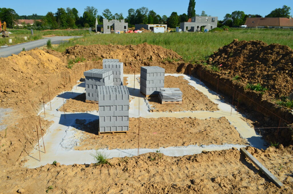 La semelle filante de fondation de béton