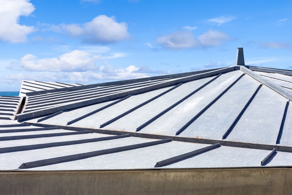 Toiture en zinc à joint debout : prix, conseils et pose